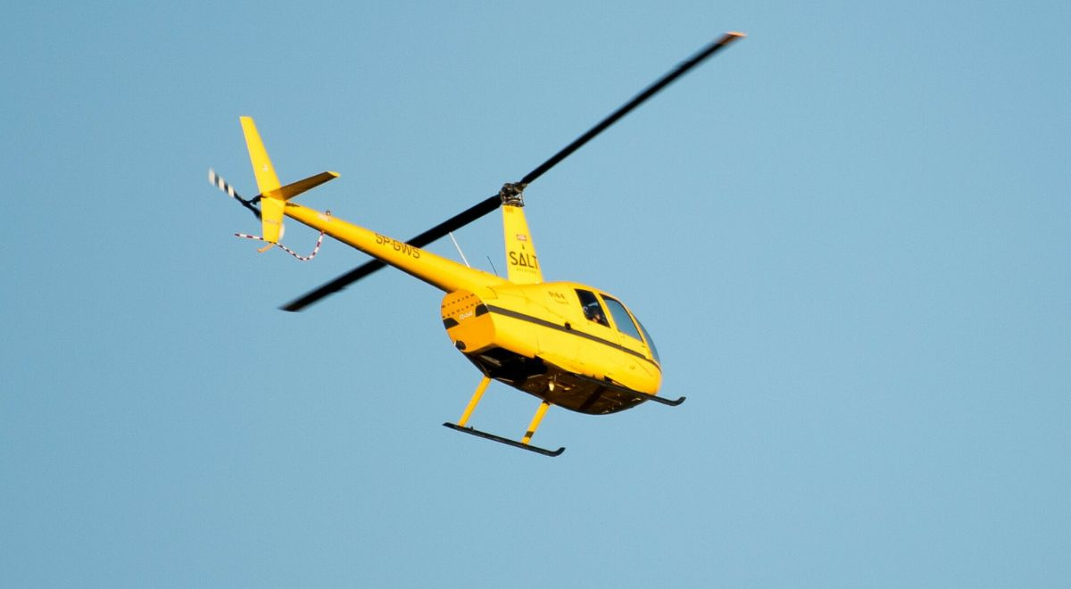 Poszukiwania śmigłowca Robinson R44. Nie żyje pilot, trwa akcja służb